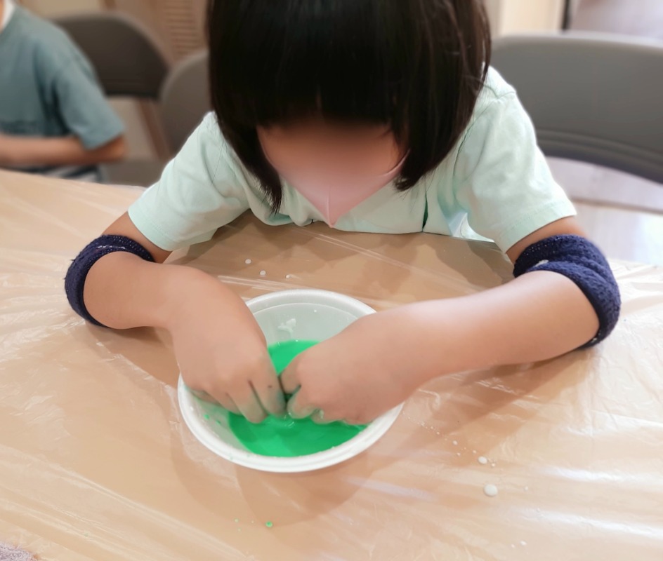 ironoha 片栗粉実験｜きのねの樹｜こども発達支援「きのね」｜デイサービス／保育所等訪問支援 春日井市